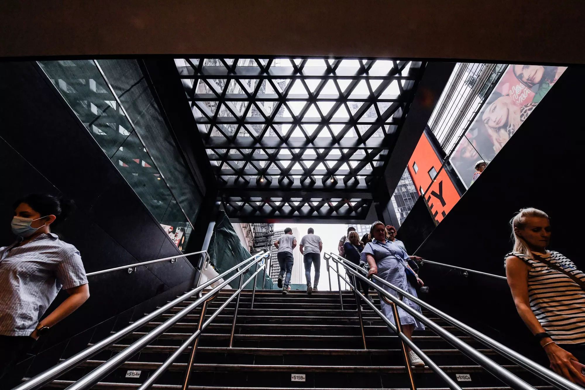 Mozaicurile vibrante ale stației de metrou „Soundsuits” ale lui Nick Cave captează energia din Times Square 52_5