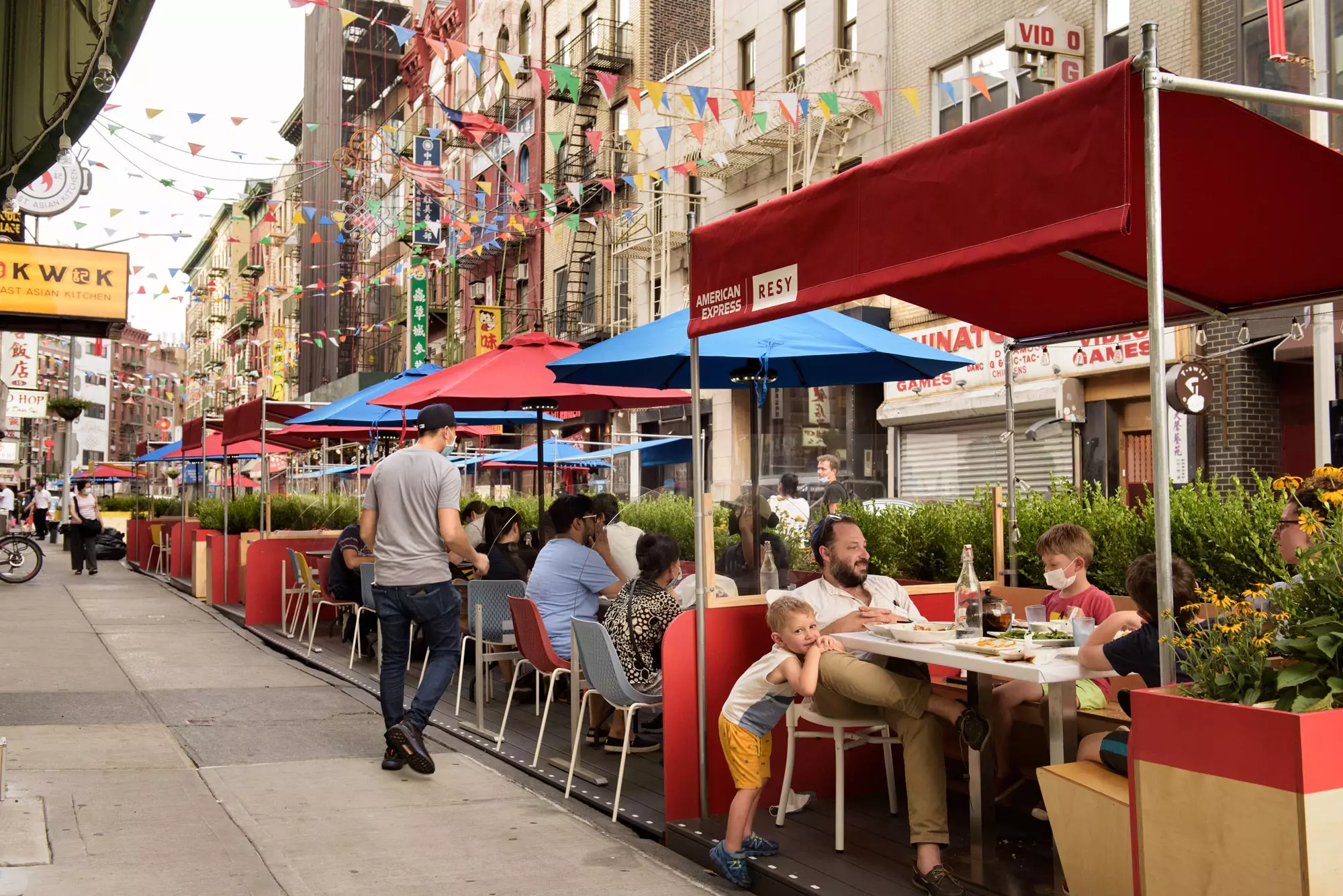 87 ielas Ņujorkā tagad ir vieta, kur ieturēt maltītes brīvā dabā bez automašīnām 5308_1