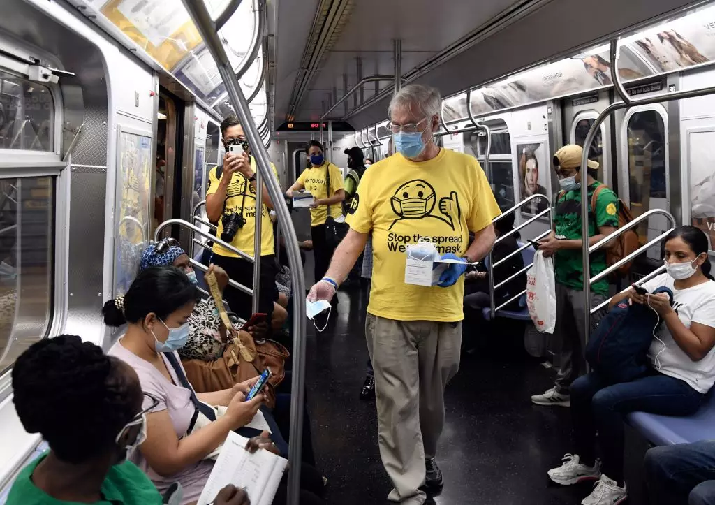 MTA 기차와 버스에서 마스크 착용을 거부하면 라이더에게 $50의 비용이 발생합니다.