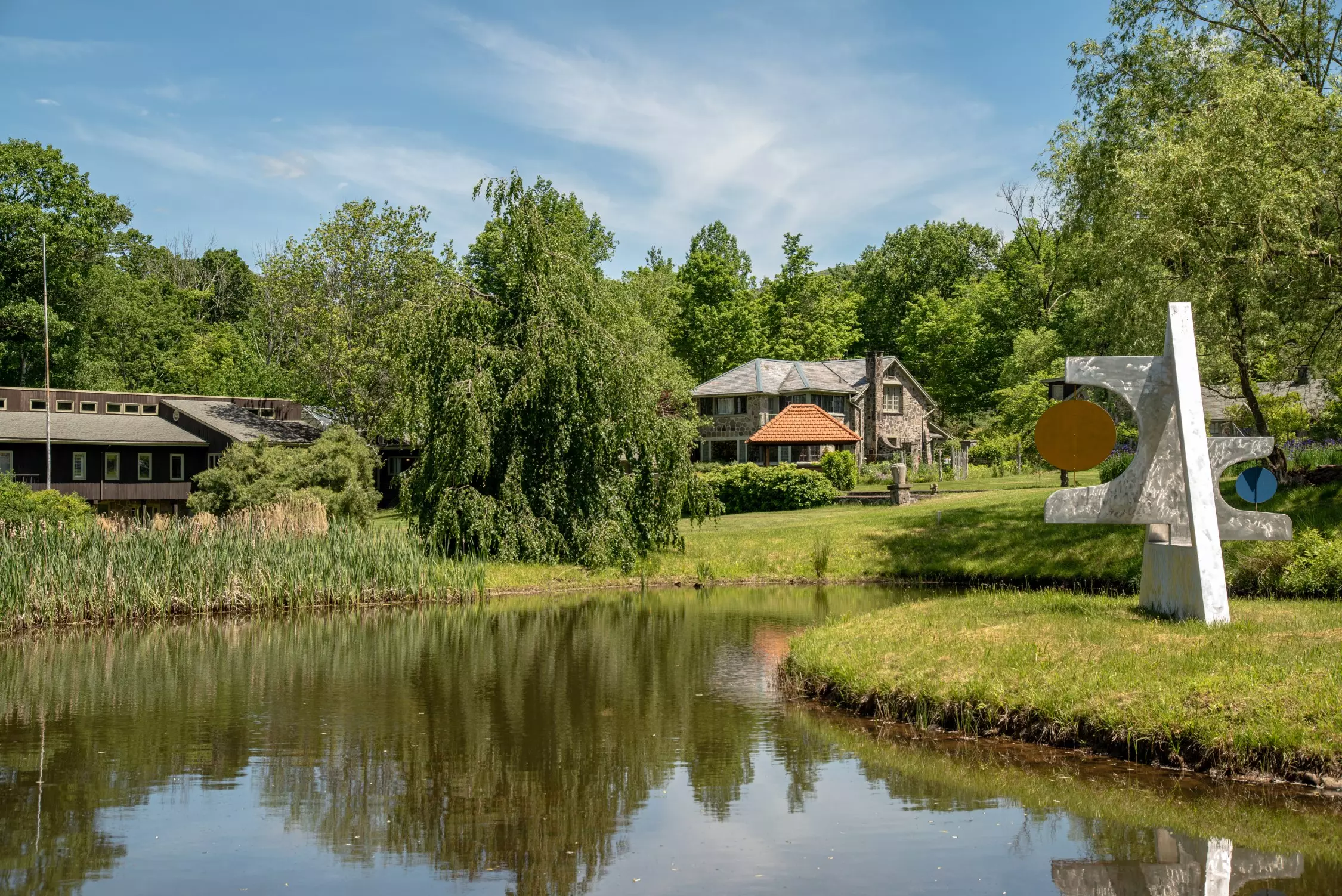 با قیمت 2.5 میلیون دلار، این املاک وودستاک با سه خانه سنگی، یک حوض کوی، یک خانه درختی و غیره همراه است. 5353_1