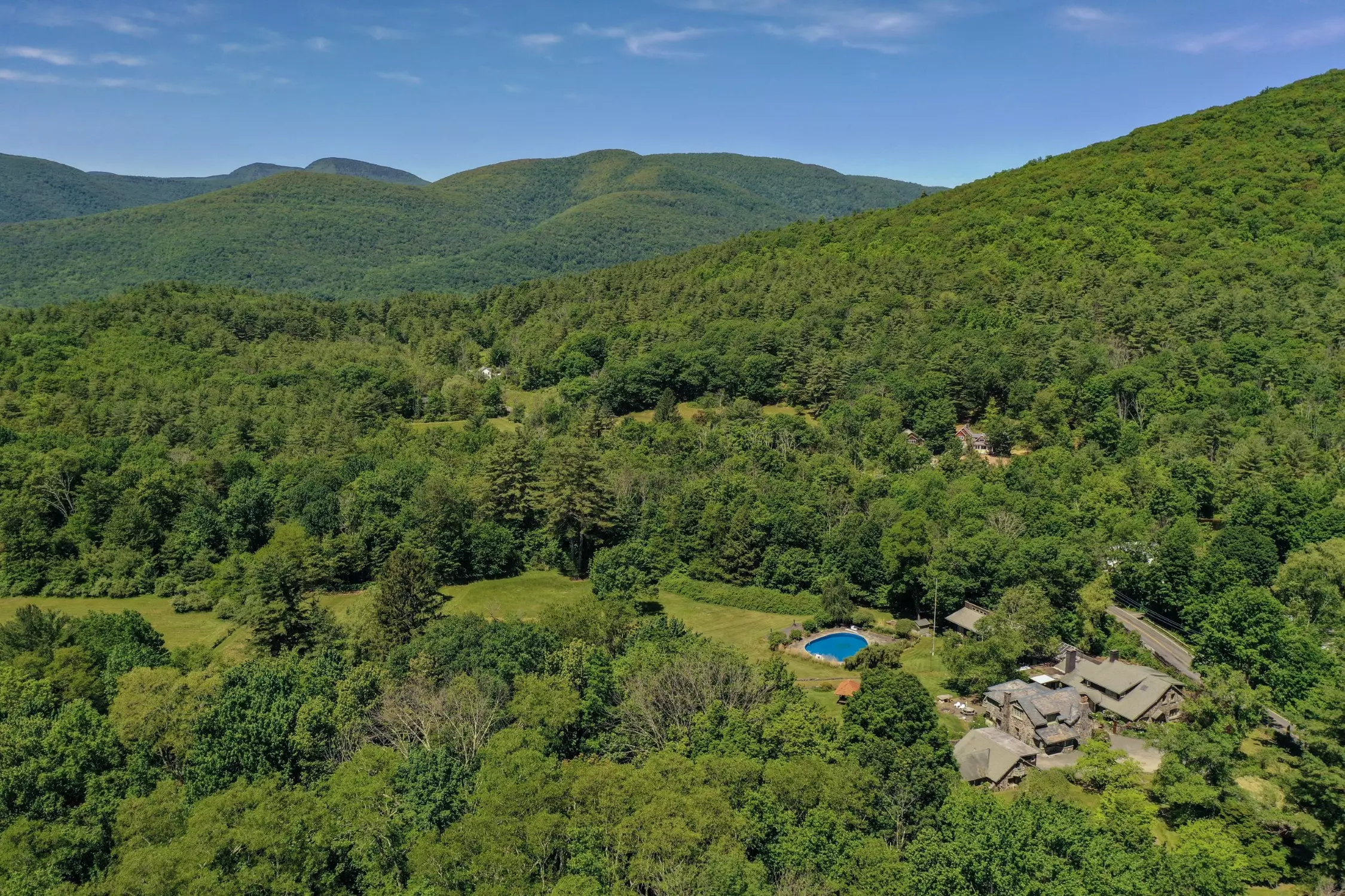 Pentru 2,5 milioane de dolari, această proprietate din Woodstock vine cu trei case de piatră, un iaz cu koi, o casă în copac și multe altele 5353_17