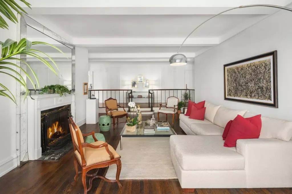 Na Upper East Side je toto družstvo za 2,6 milionu dolarů předválečnou klasikou, doplněné obývacím pokojem