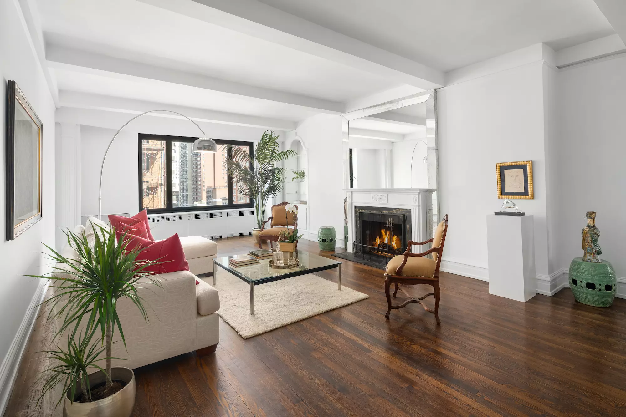 Upper East Side šis 2,6 miljonu dolāru kooperatīvais projekts ir pirmskara klasika, kas komplektēts ar dzīvojamo istabu. 539_4