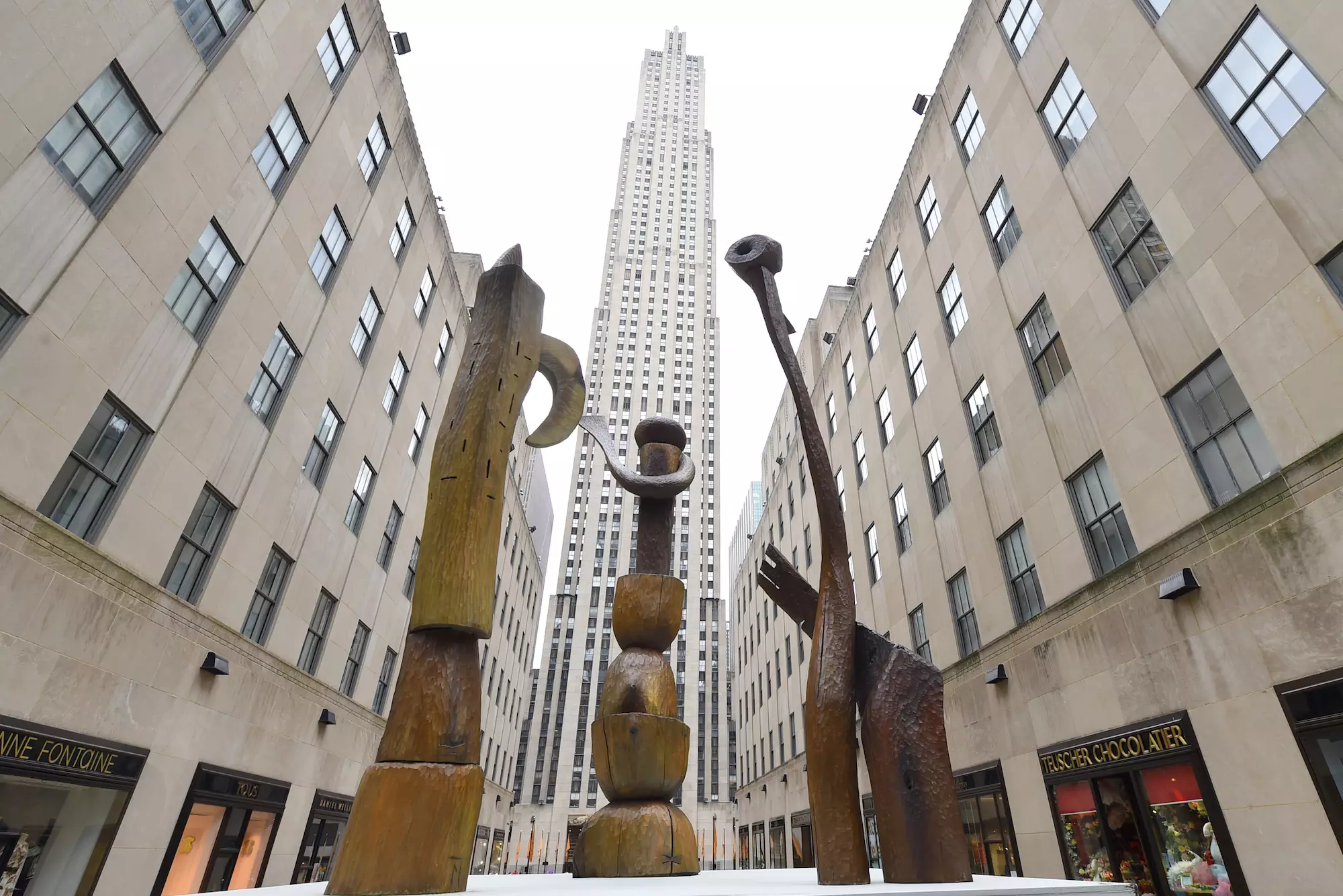 Fergese skulptuertún iepenet by Rockefeller Center 5402_1