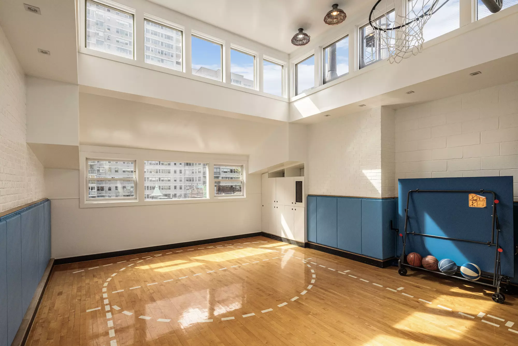 Šis 16 mln. USD vertės Upper East Side miesto namas yra tarsi nedidelis miestas septyniuose aukštuose su krepšinio aikštele viršuje 541_16