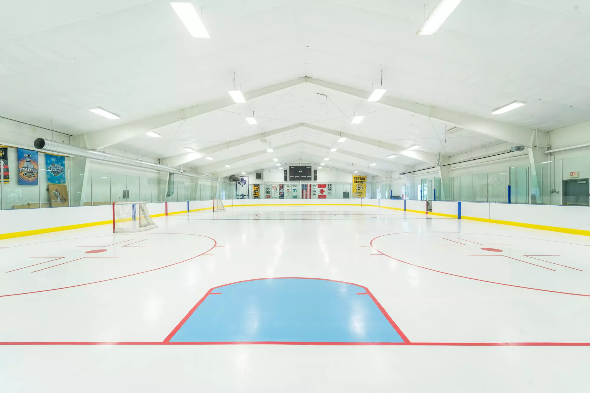 Van egy professzionális jégkorongpálya ebben a 7,7 millió dolláros connecticuti otthonban 5423_1
