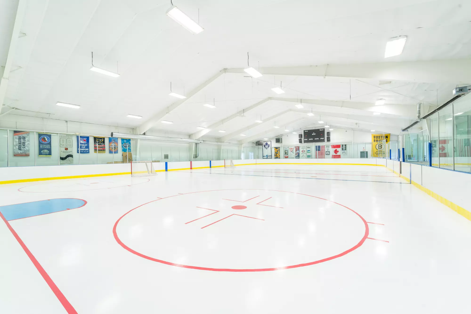 Во овој дом во Конектикат вреден 7,7 милиони долари има професионално лизгалиште за хокеј 5423_3