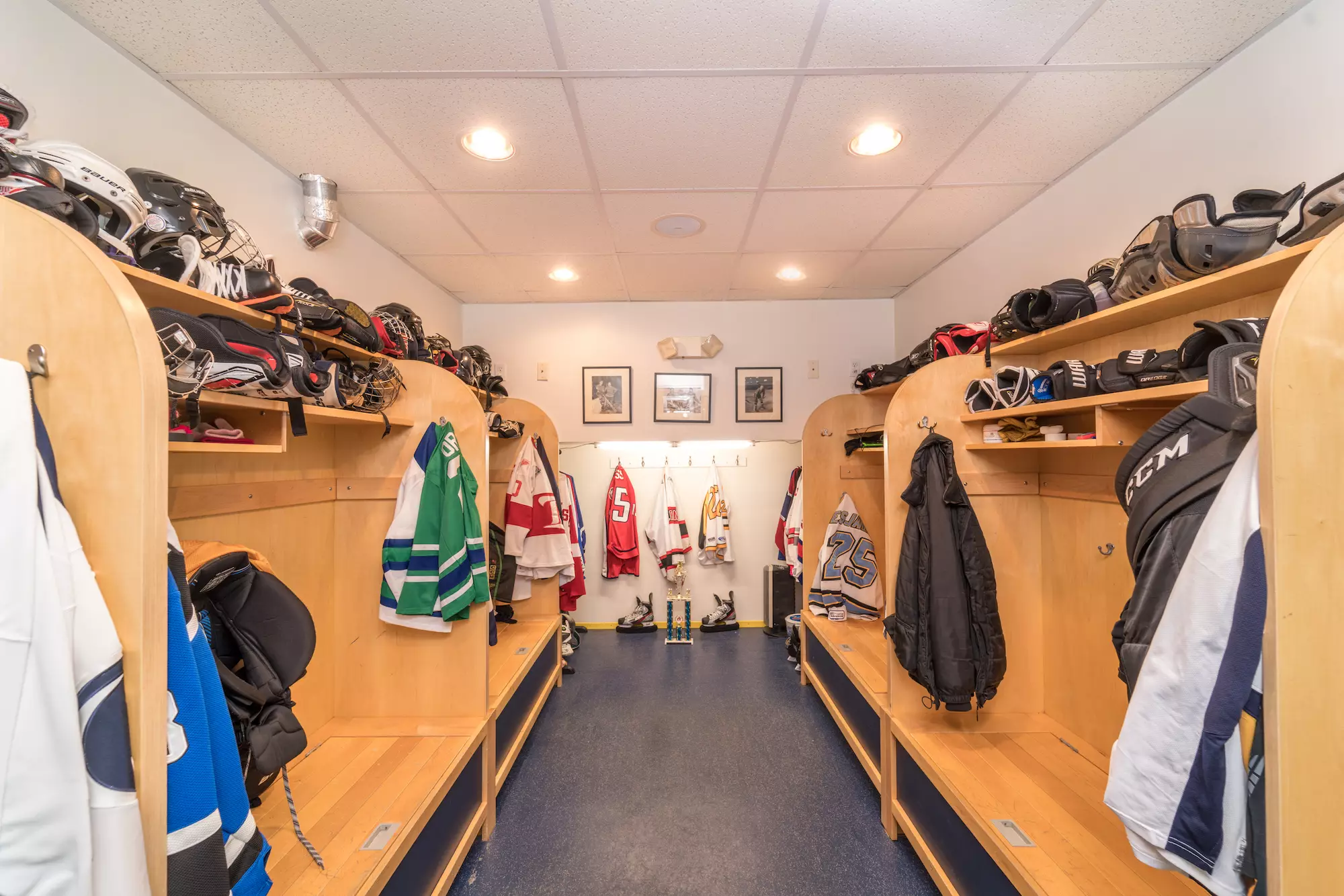 В этом доме в Коннектикуте за 7,7 млн долларов есть профессиональная хоккейная площадка. 5423_5