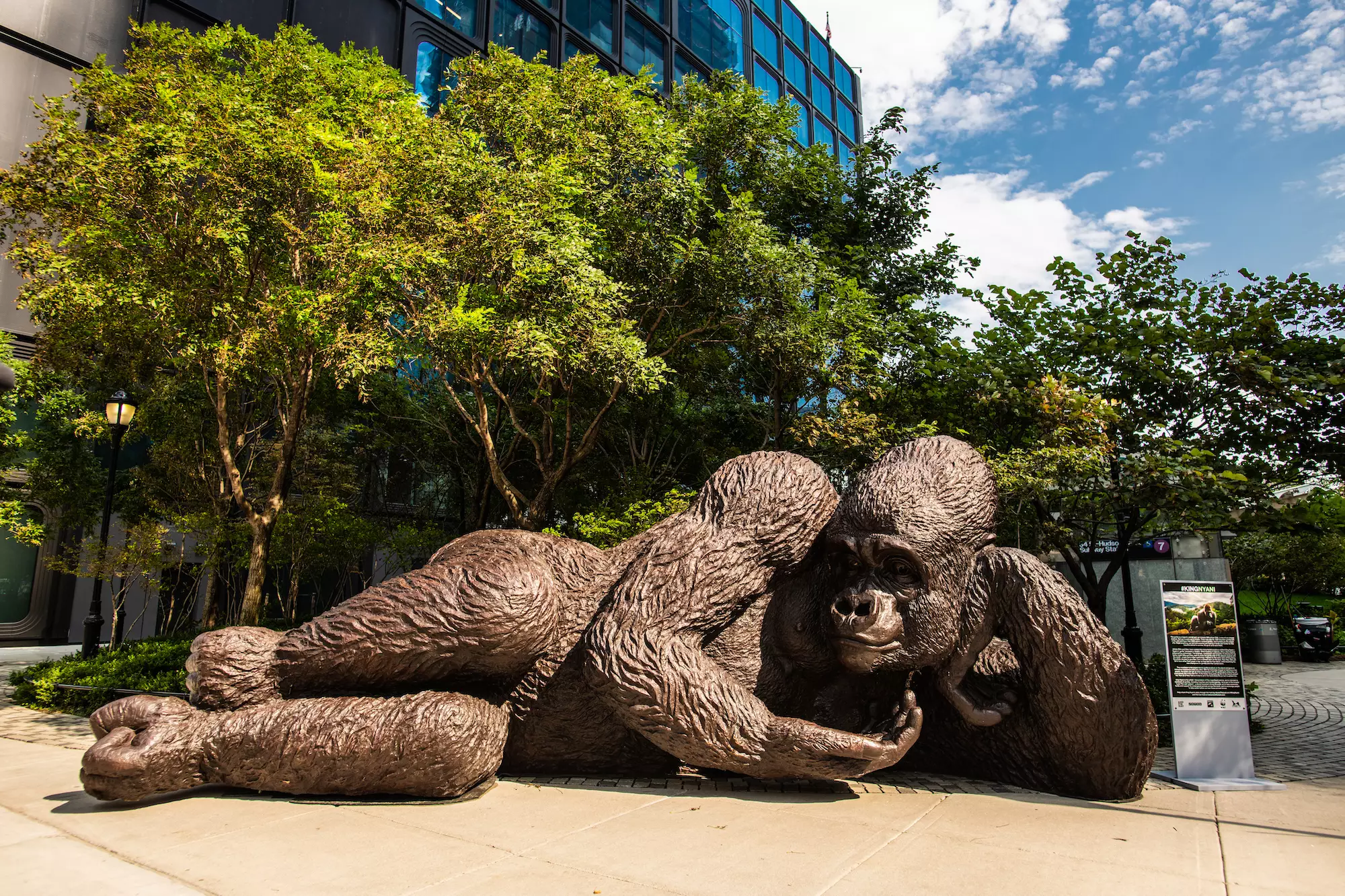 Există o sculptură uriașă de gorilă în Hudson Yards 5473_1