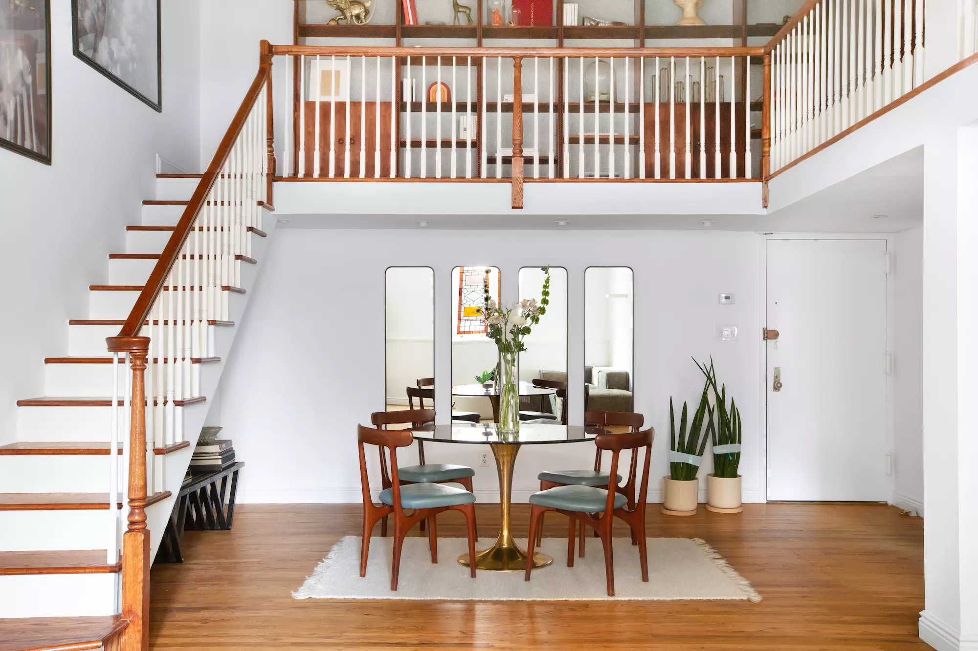 $1M Carroll Gardens condo मध्ये ऐतिहासिक चर्चचे तपशील शतकाच्या मध्यभागी मिसळतात 5526_2