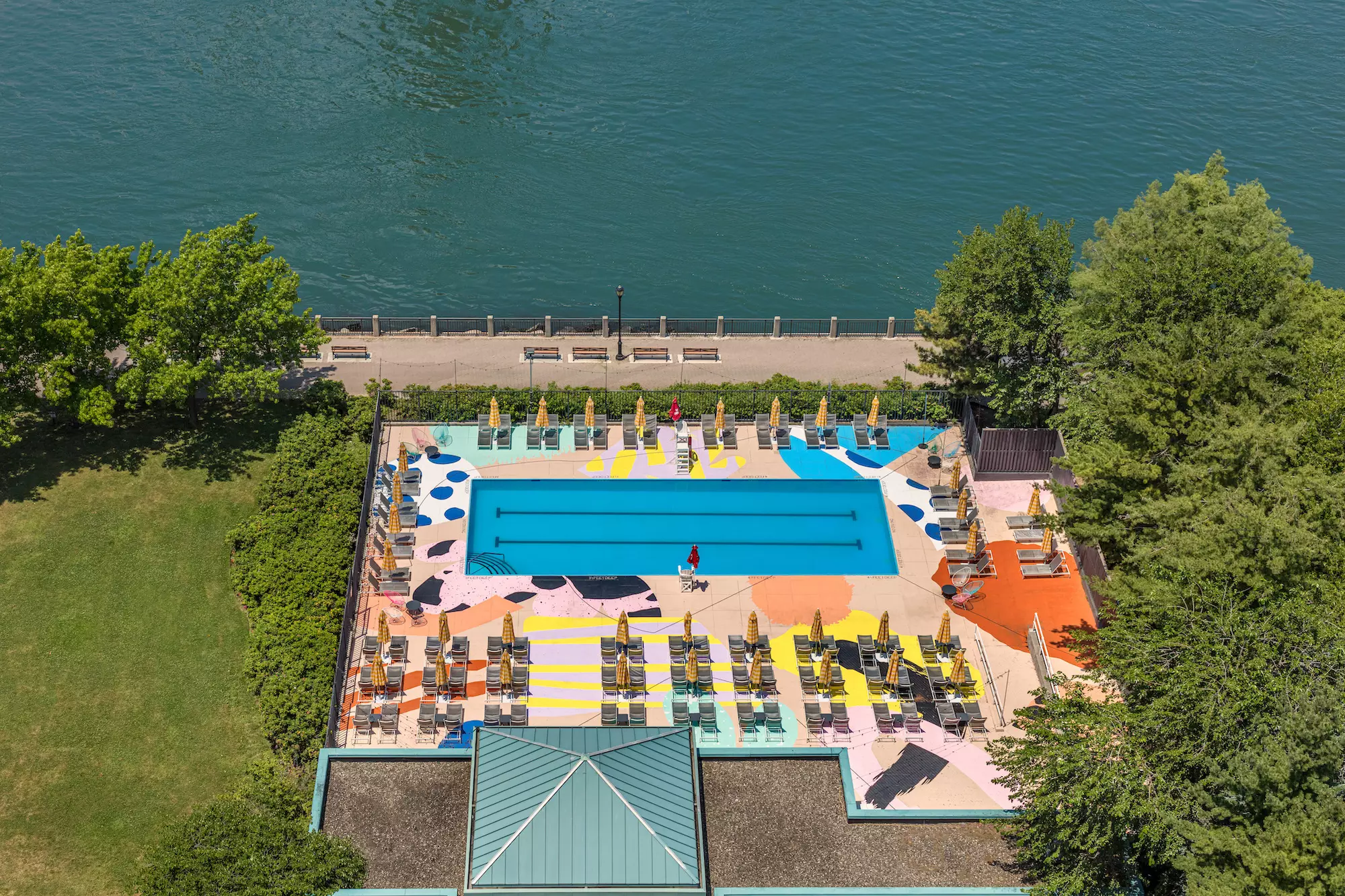 El colorido Manhattan Park Pool Club de Roosevelt Island está de vuelta y abierto al público 5620_1