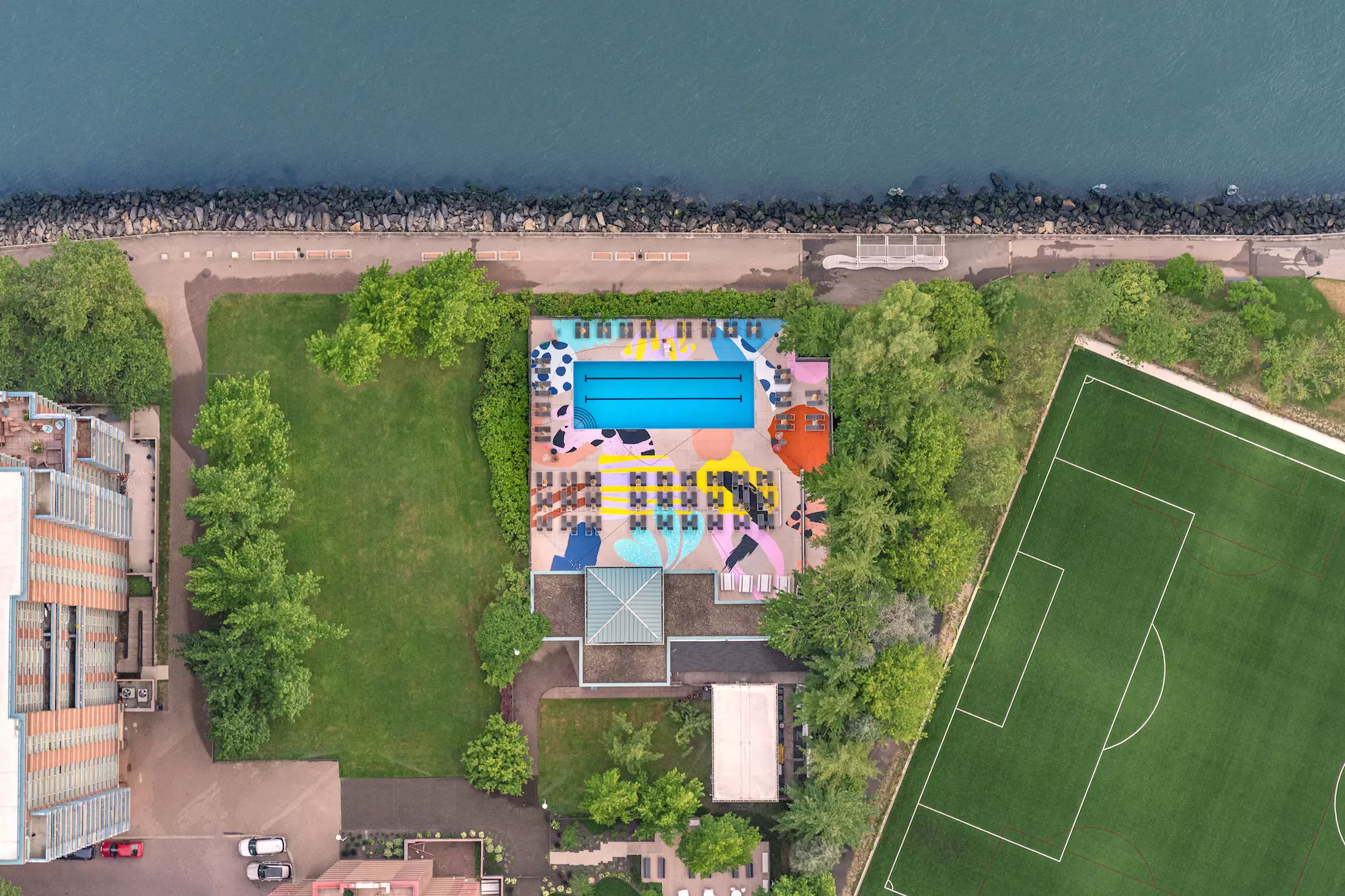 De kleurige Manhattan Park Pool Club fan Roosevelt Island is werom en iepen foar it publyk 5620_2