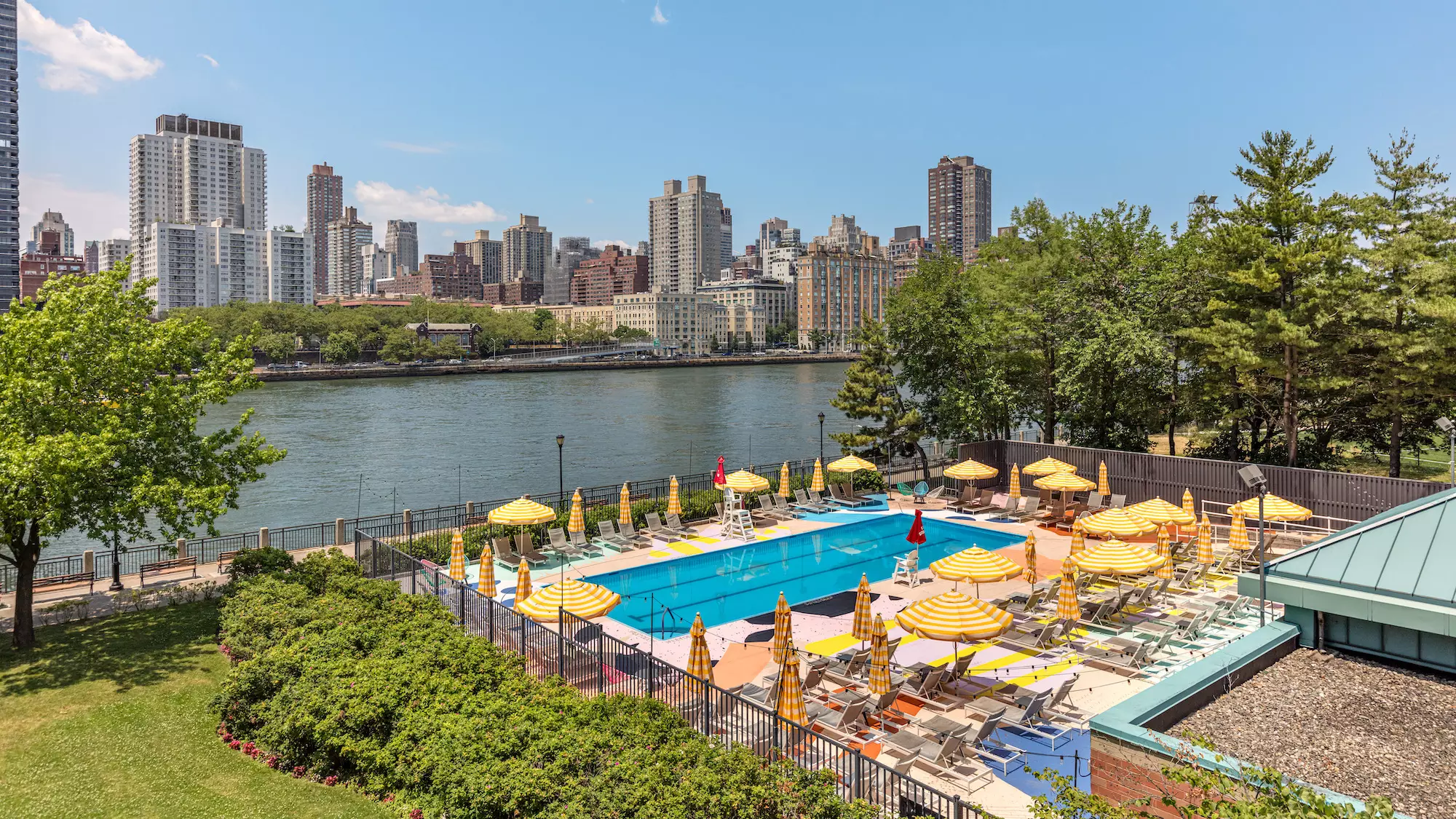 O le Manhattan Park Pool Club felanulanua'i a Roosevelt Island ua toe fo'i ma tatala i tagata lautele 5620_3