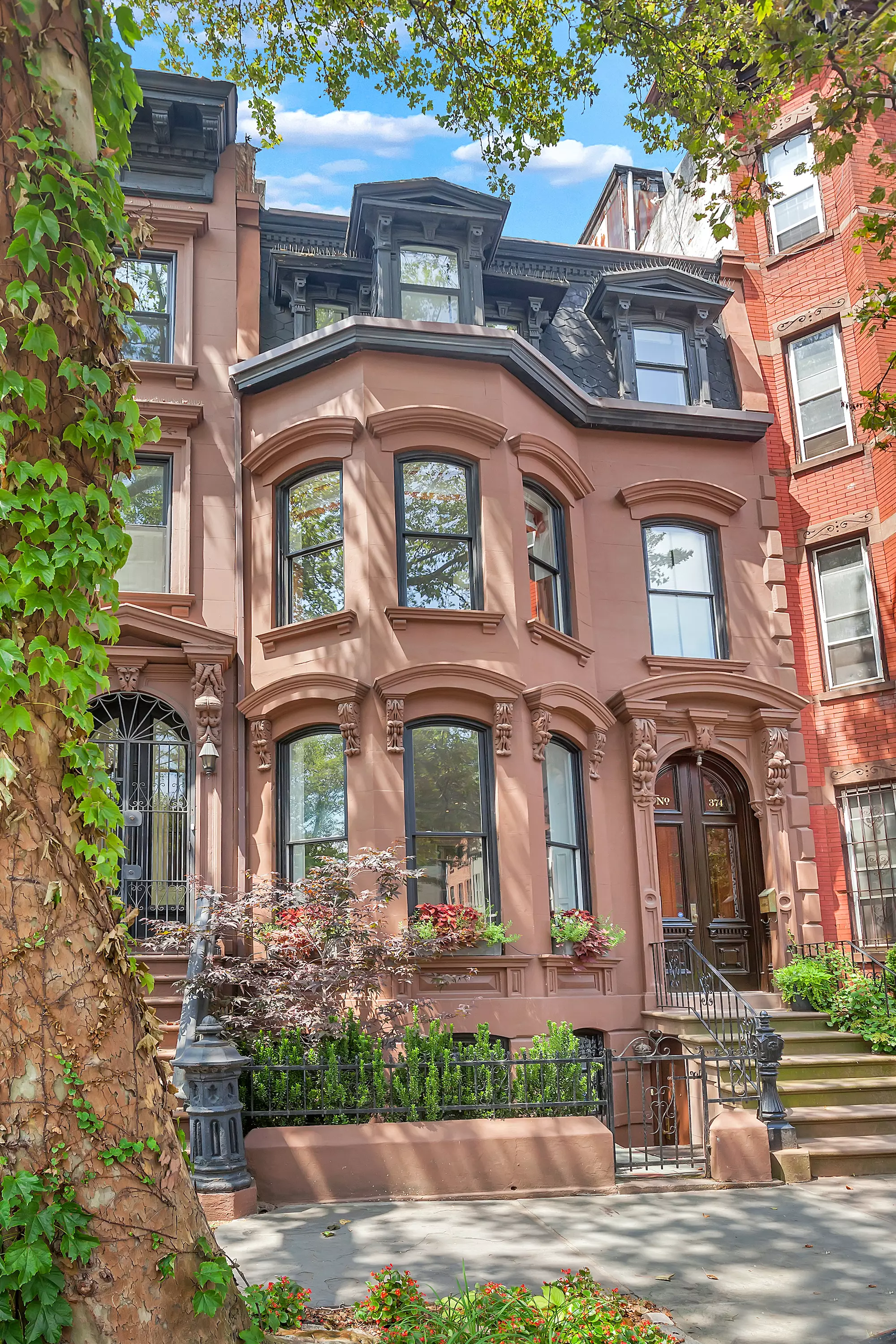 Ob lub teb chaws Ottoman brownstone hauv Fort Greene tau zoo nkauj rov qab rau $ 4M 5705_12