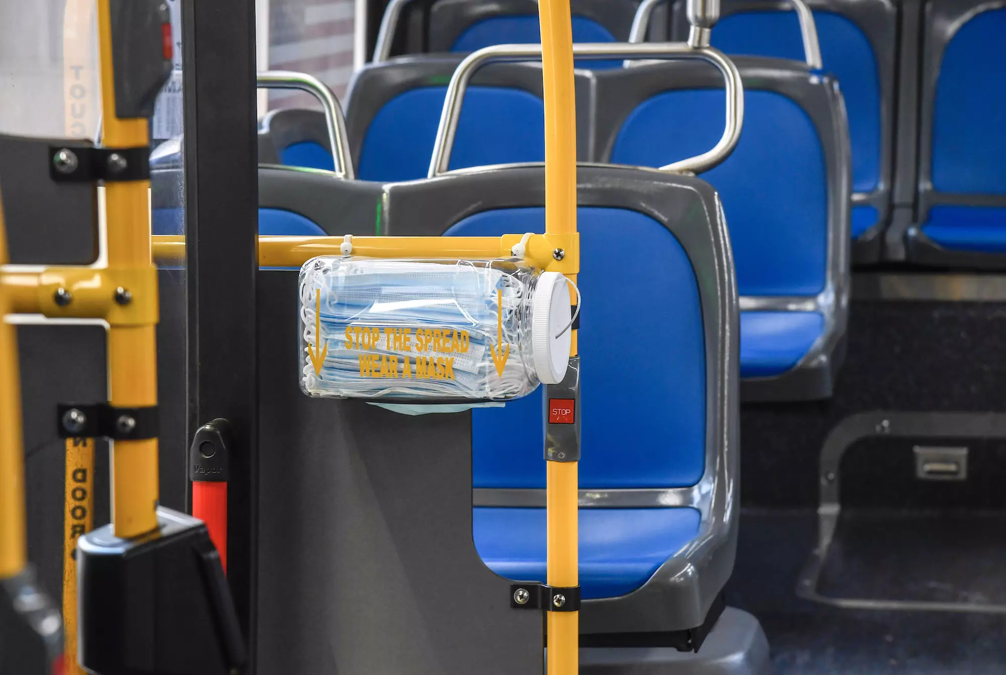 MTA သည် ဘတ်စ်ကားများအတွင်း အခမဲ့ Mask ရေစင်များကို တပ်ဆင်ပေးပါသည်။ 5707_1