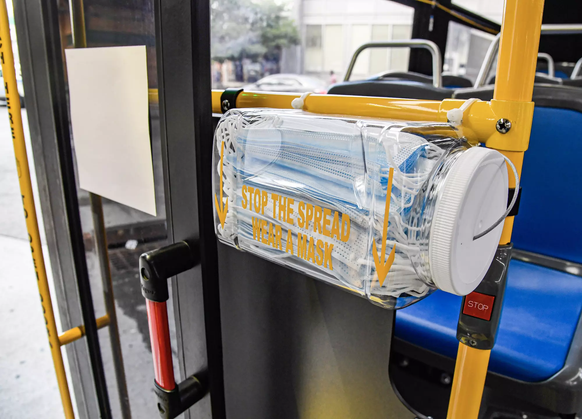 MTA lắp đặt máy rút khẩu trang miễn phí bên trong xe buýt 5707_3
