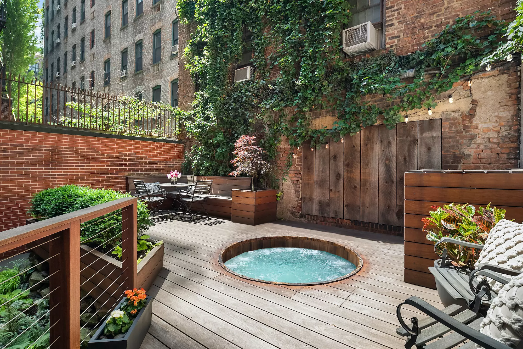 En zen-hage med et nedsenket boblebad venter på dette samarbeidet på $2,5 millioner i Greenwich Village 5722_1