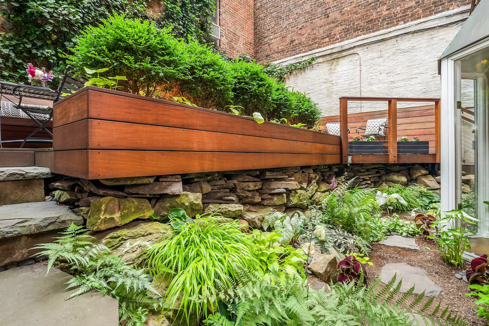 Ένας κήπος ζεν με ένα βυθισμένο υδρομασάζ περιμένει σε αυτόν τον συνεταιρισμό Greenwich Village $2,5 εκατομμυρίων 5722_5