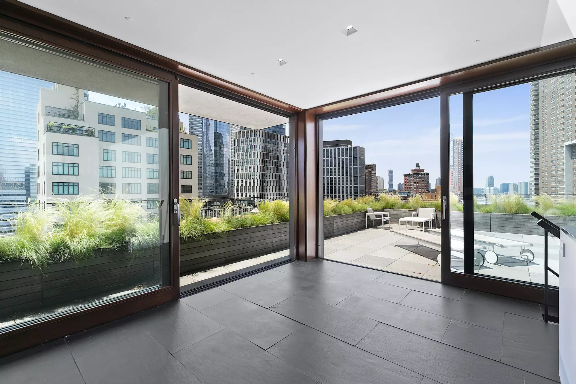 $17.5M Tribeca penthouse nwere ọnụ ụlọ mmanya nwere karama 1,000 yana teres buru ibu karịa ọtụtụ ụlọ. 5737_16