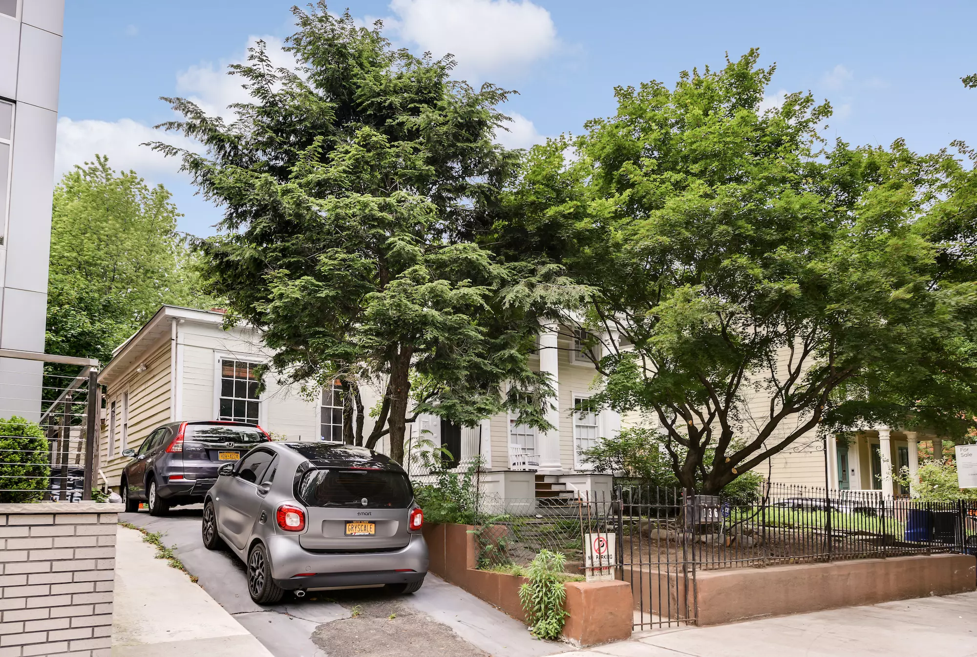 Ta'uta'ua 'fale haunted' i Clinton Hill ua fa'aititia lona tau i le $3.4M 5743_4