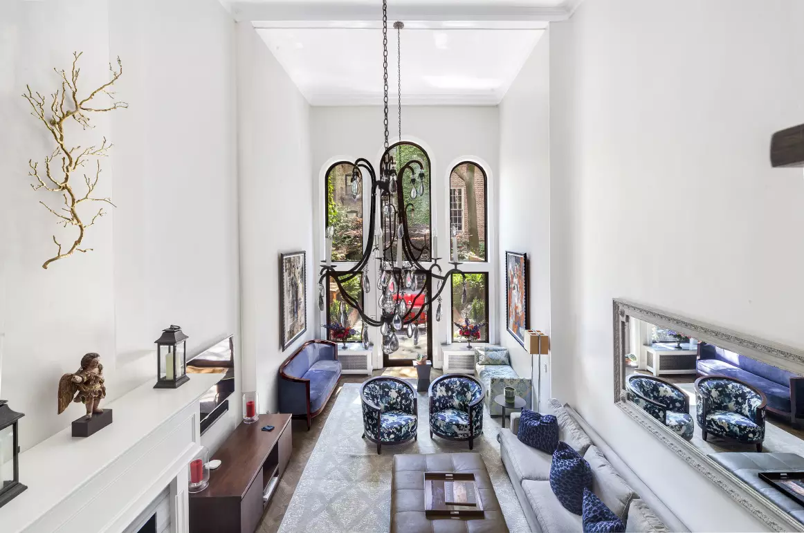 La drammatica casa a schiera dell'Upper East Side ha un parcheggio privato e un elegante cortile per $ 9,9 milioni 5749_1