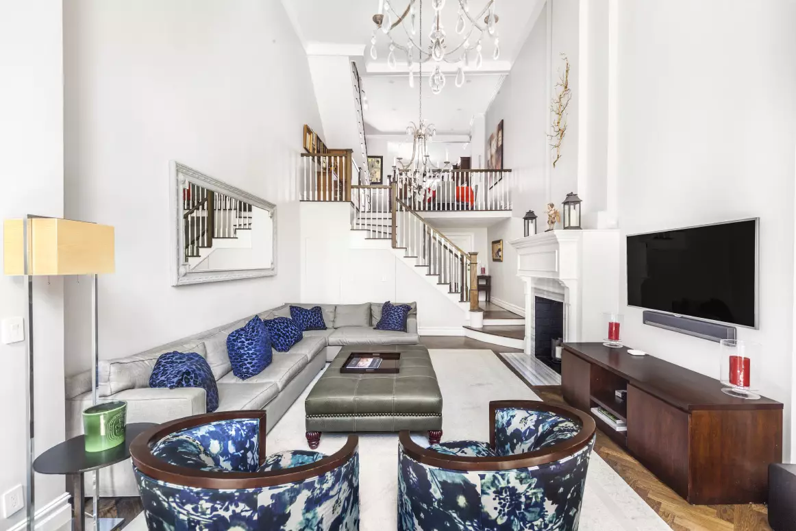 La drammatica casa a schiera dell'Upper East Side ha un parcheggio privato e un elegante cortile per $ 9,9 milioni 5749_2