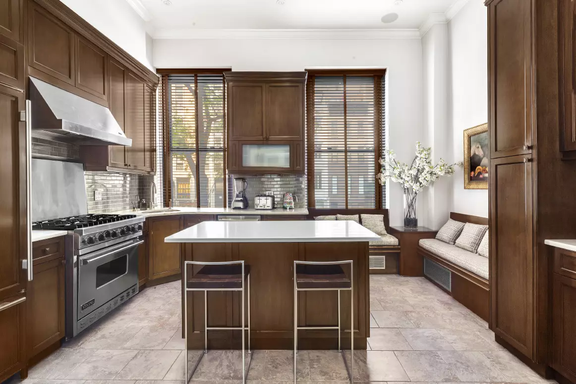 Dramatic Upper East Side townhouse ine yakavanzika yekupaka uye posh kuseri kwe $9.9M. 5749_5