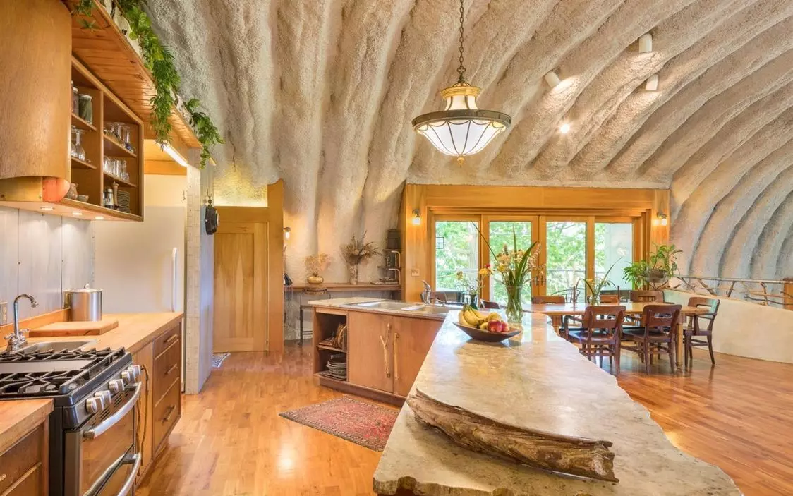 Funky $1.2M upstate huis is Jetsons aan die buitekant, Flintstones aan die binnekant 5862_1