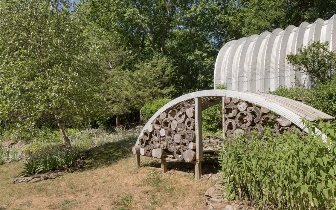 La maison géniale de 1,2 M $ dans le nord de l'État est Jetsons à l'extérieur, Flintstones à l'intérieur 5862_18