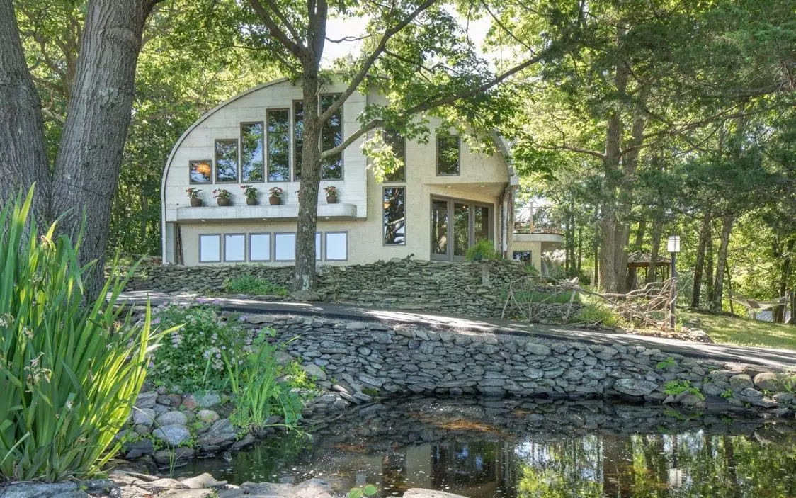 La maison géniale de 1,2 M $ dans le nord de l'État est Jetsons à l'extérieur, Flintstones à l'intérieur 5862_2