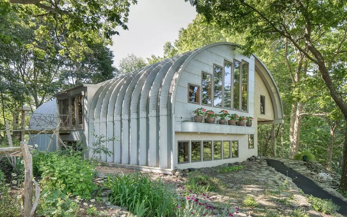 Funky $1.2M upstate huis is Jetsons aan die buitekant, Flintstones aan die binnekant 5862_3