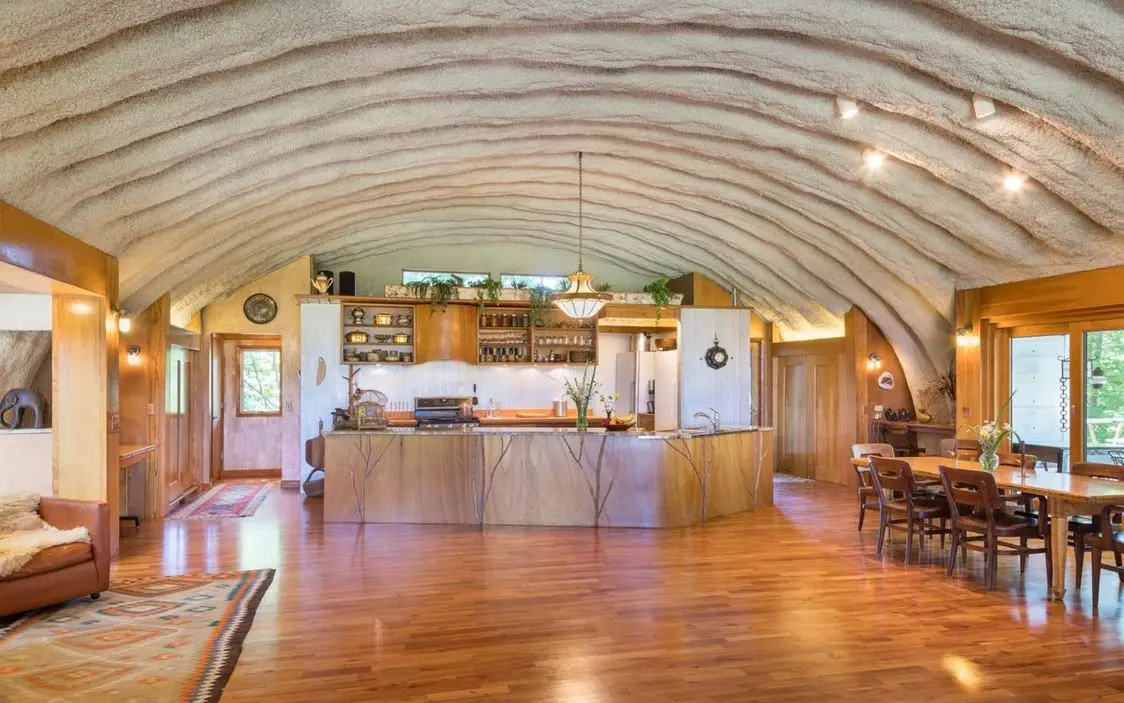La maison géniale de 1,2 M $ dans le nord de l'État est Jetsons à l'extérieur, Flintstones à l'intérieur 5862_5