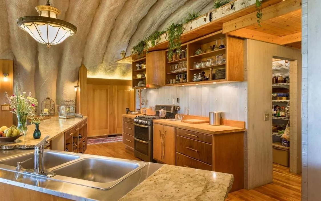 Funky $1.2M upstate huis is Jetsons aan die buitekant, Flintstones aan die binnekant 5862_7