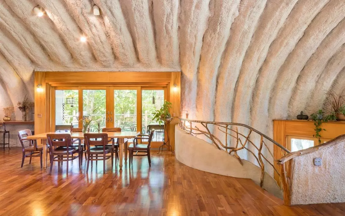 La maison géniale de 1,2 M $ dans le nord de l'État est Jetsons à l'extérieur, Flintstones à l'intérieur 5862_8