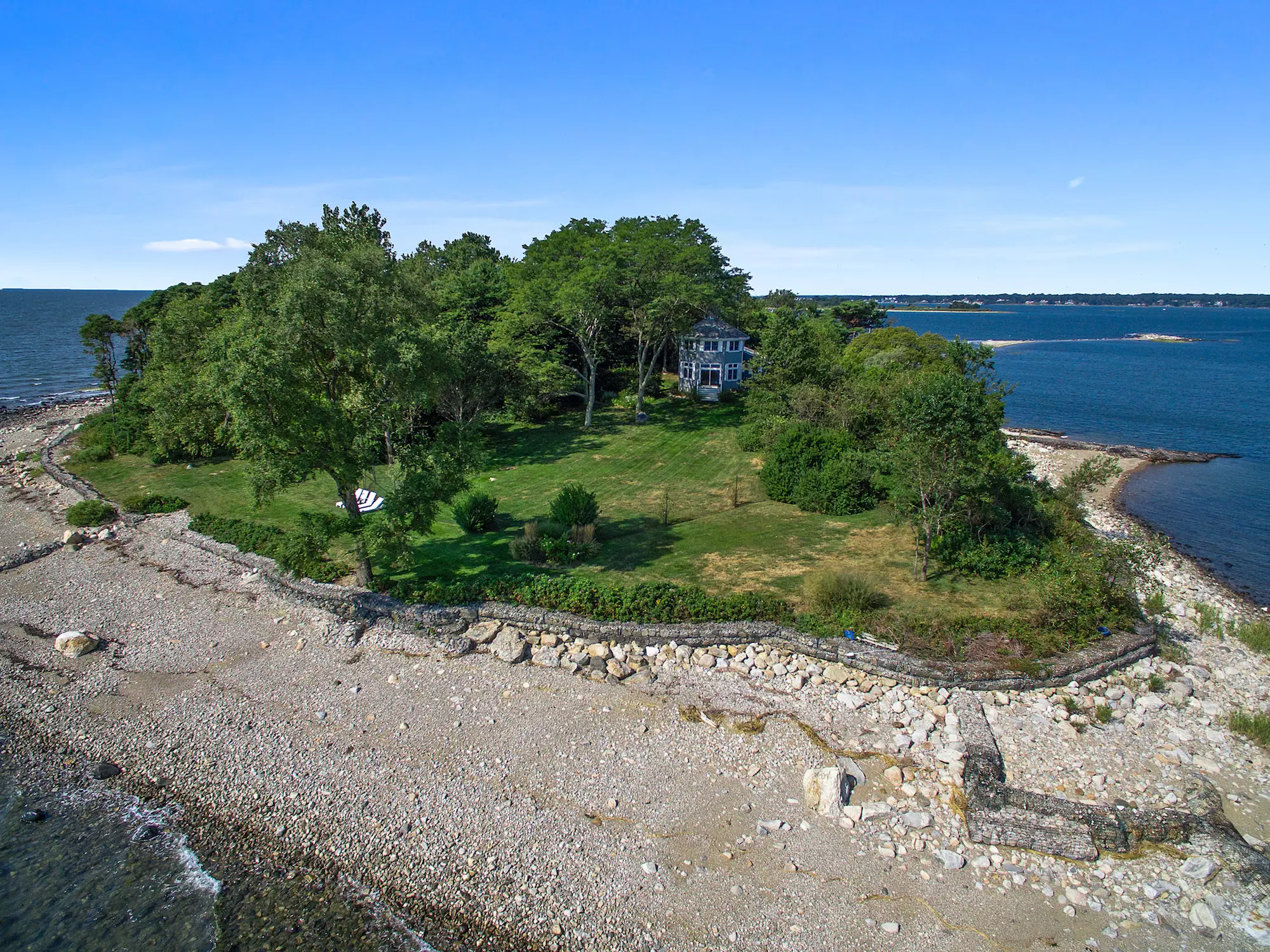 Un'isola privata di sei acri nel Connecticut con un affascinante cottage chiede $ 2,5 milioni 5883_1