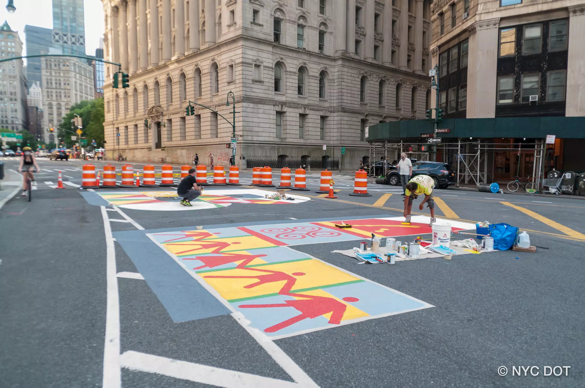 Посмотрите, как фрески Black Lives Matter появляются на улицах Нью-Йорка. 5892_4