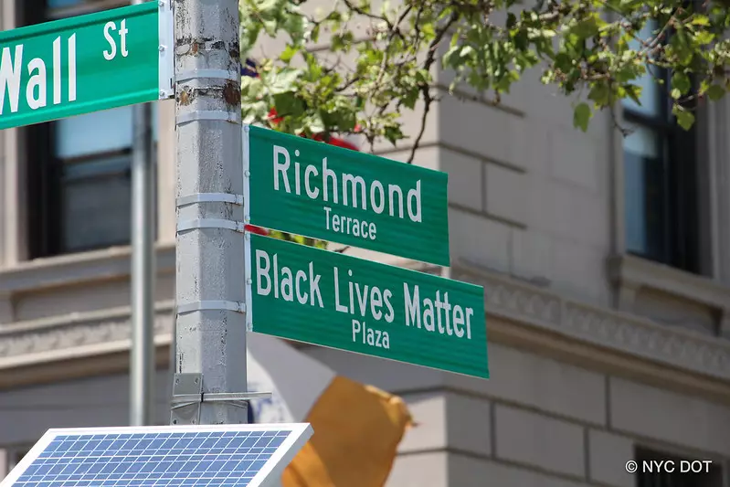 Подивіться, як на вулицях Нью-Йорка з’являються фрески «Життя чорношкірих мають значення». 5892_7