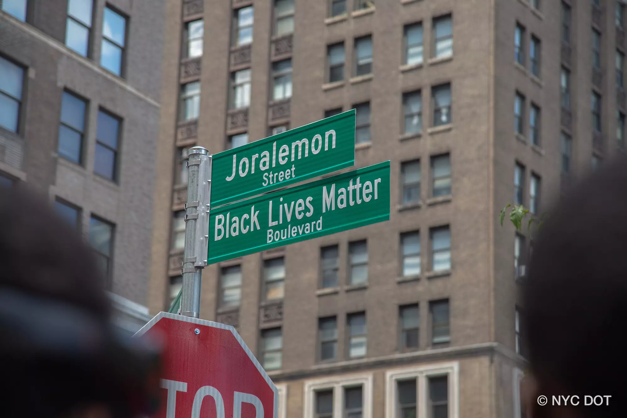 نقاشیهای دیواری «زندگی سیاهپوستان مهم است» را ببینید که در خیابانهای سراسر شهر نیویورک ظاهر میشوند 5892_9