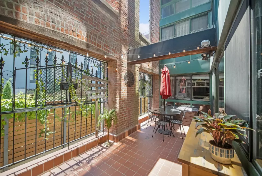 $ 1.45M Carroll Gardens condo muaj Civil War-era cov ntsiab lus thiab lub hnub ci patio 5917_4