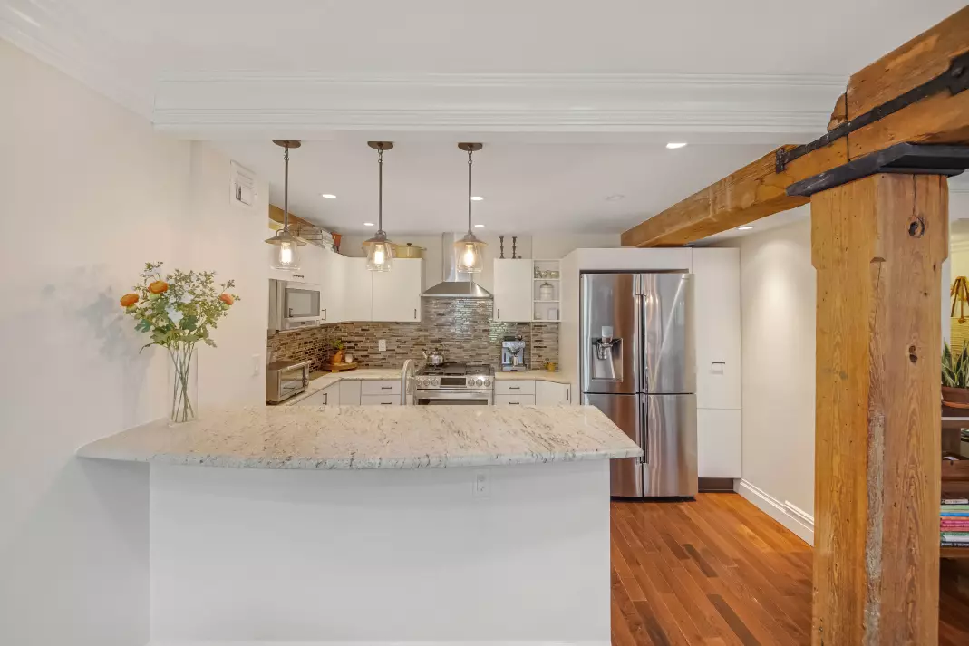 $1.45M Carroll Gardens ကွန်ဒိုတွင် ပြည်တွင်းစစ်ခေတ်အသေးစိတ်အချက်အလက်များနှင့် နေသာသည့်ဟင်းလင်းပြင်တစ်ခုပါရှိသည်။ 5917_5