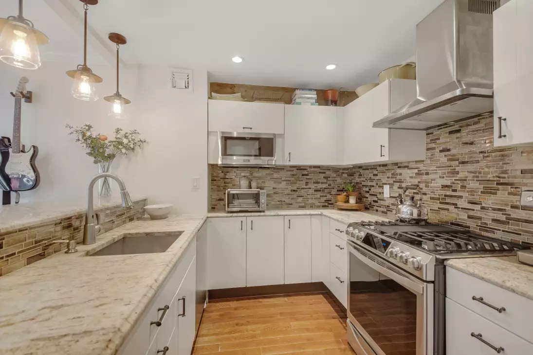 Căn hộ ở Carroll Gardens trị giá 1,45 triệu USD có các chi tiết thời Nội chiến và sân đầy nắng 5917_6