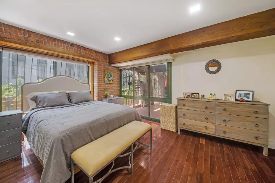 $ 1.45M Carroll Gardens קאָנדאָ האט סיוויל מלחמה טקופע דעטאַילס און אַ זוניק פּאַטיאָ 5917_8