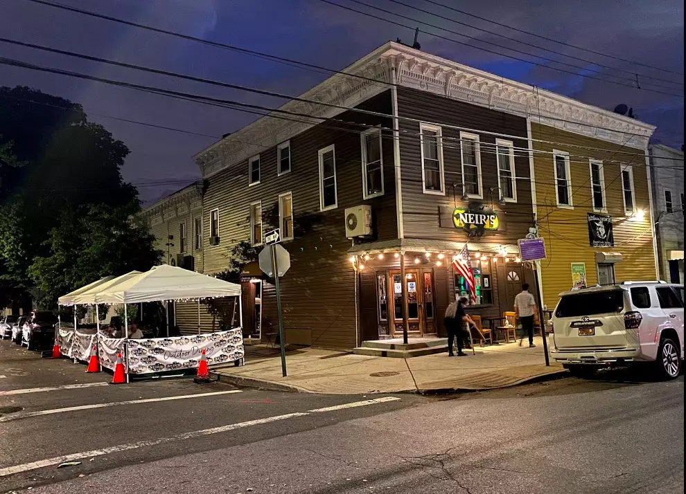 Neir's Tavern yang berusia 190 tahun dibuka semula untuk menjamu selera di luar di Woodhaven 5919_3