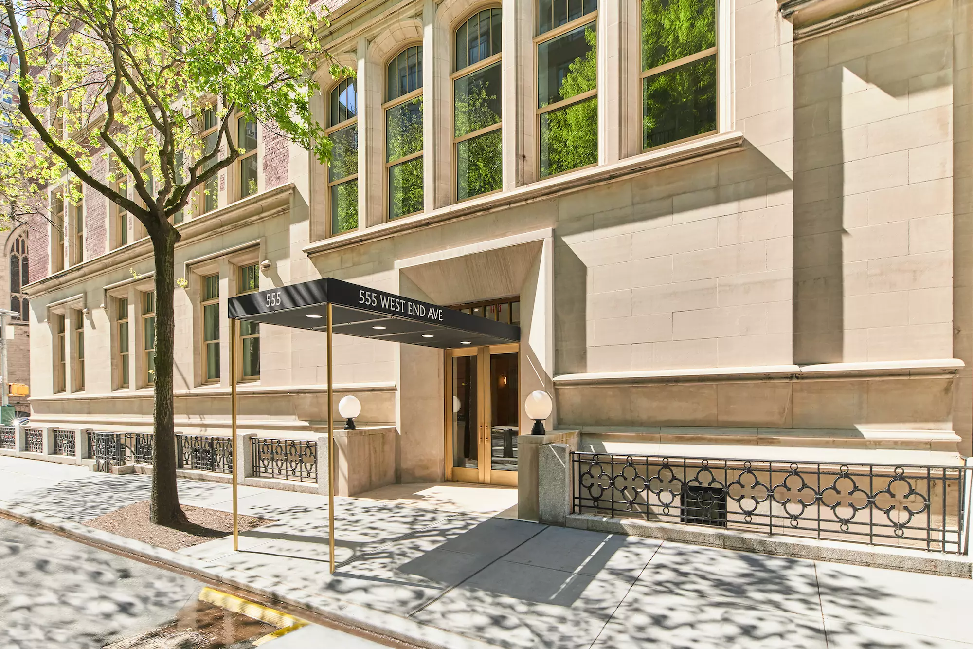 V bývalej škole na Upper West Side má tento strešný apartmán za 22,5 milióna dolárov dvojúrovňovú terasu 5928_8