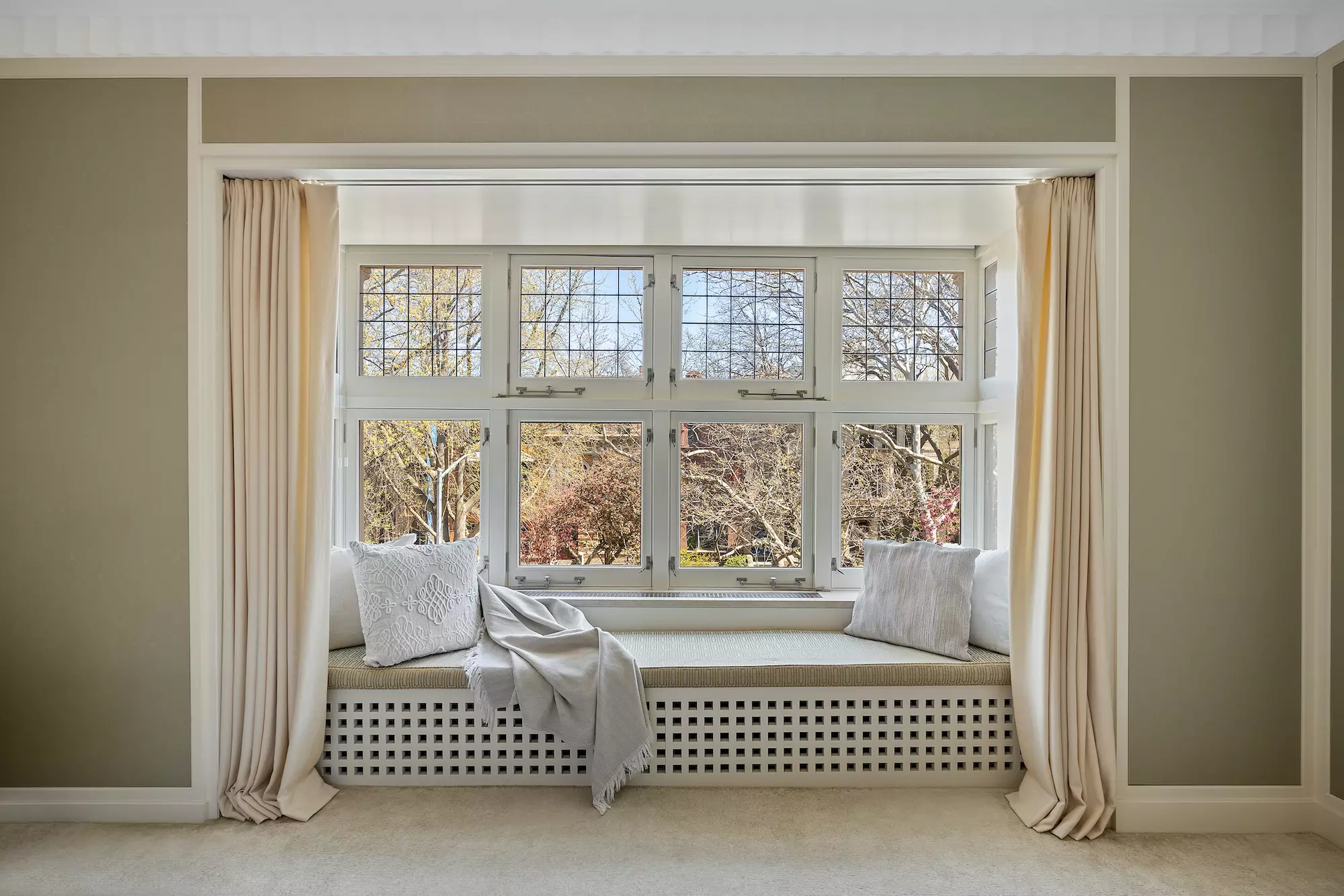 Şêweya Huner-û-Crafts û Mid-Century Modern di vê xaniyê bêhempa ya 9M $ Park Slope de bêkêmasî dicivin. 594_11