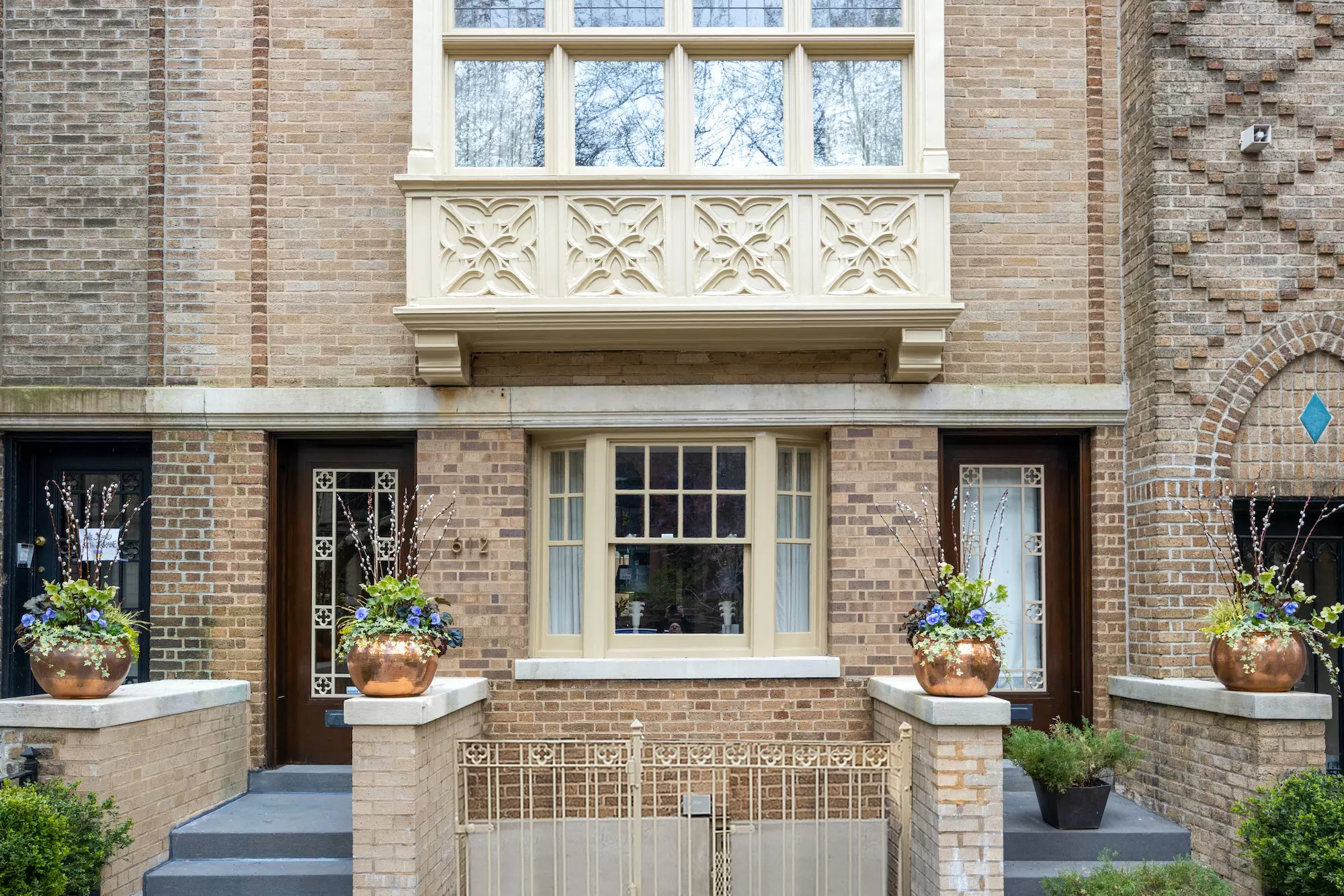 Şêweya Huner-û-Crafts û Mid-Century Modern di vê xaniyê bêhempa ya 9M $ Park Slope de bêkêmasî dicivin. 594_2