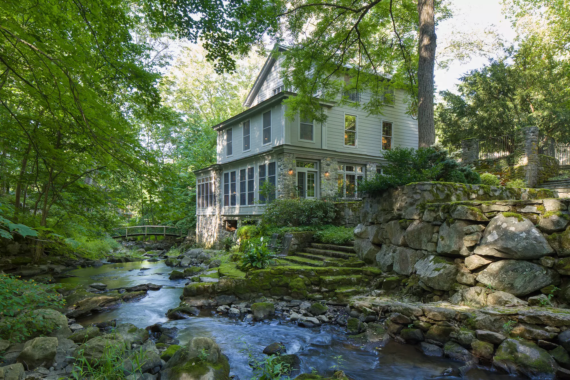 Por US $ 2,8 milhões, esta casa de moinho do norte do estado de 1840 tem uma cachoeira privada, jardins com terraço e uma linda piscina 5993_1