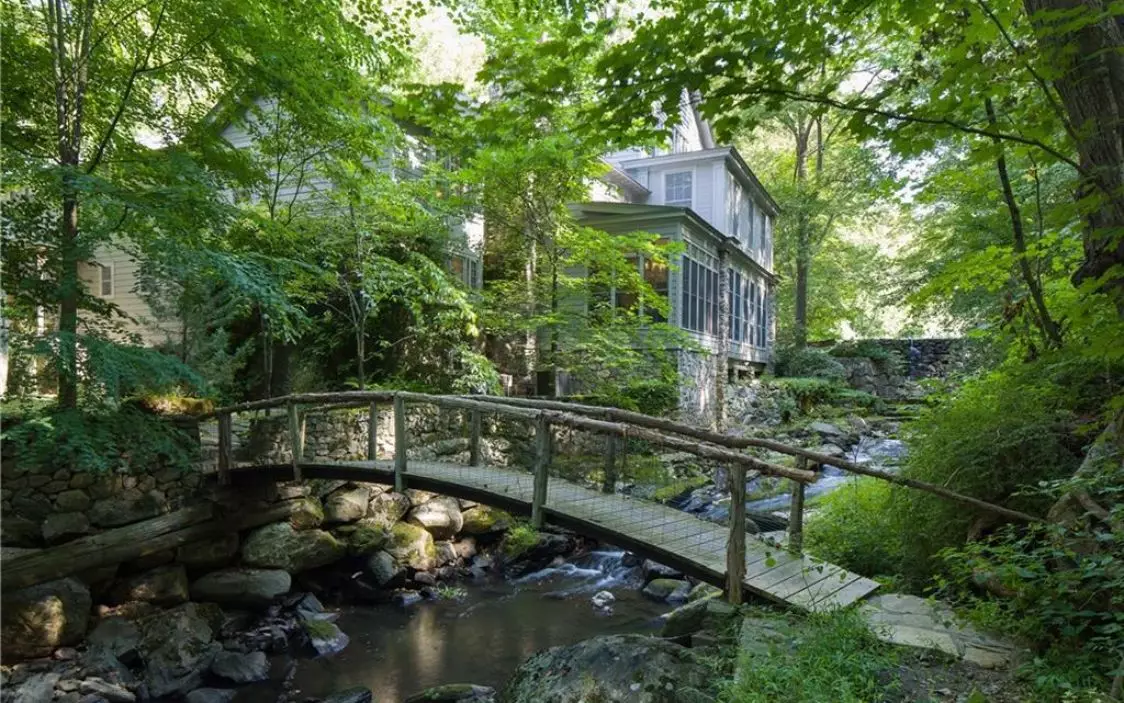 Por US $ 2,8 milhões, esta casa de moinho do norte do estado de 1840 tem uma cachoeira privada, jardins com terraço e uma linda piscina 5993_14