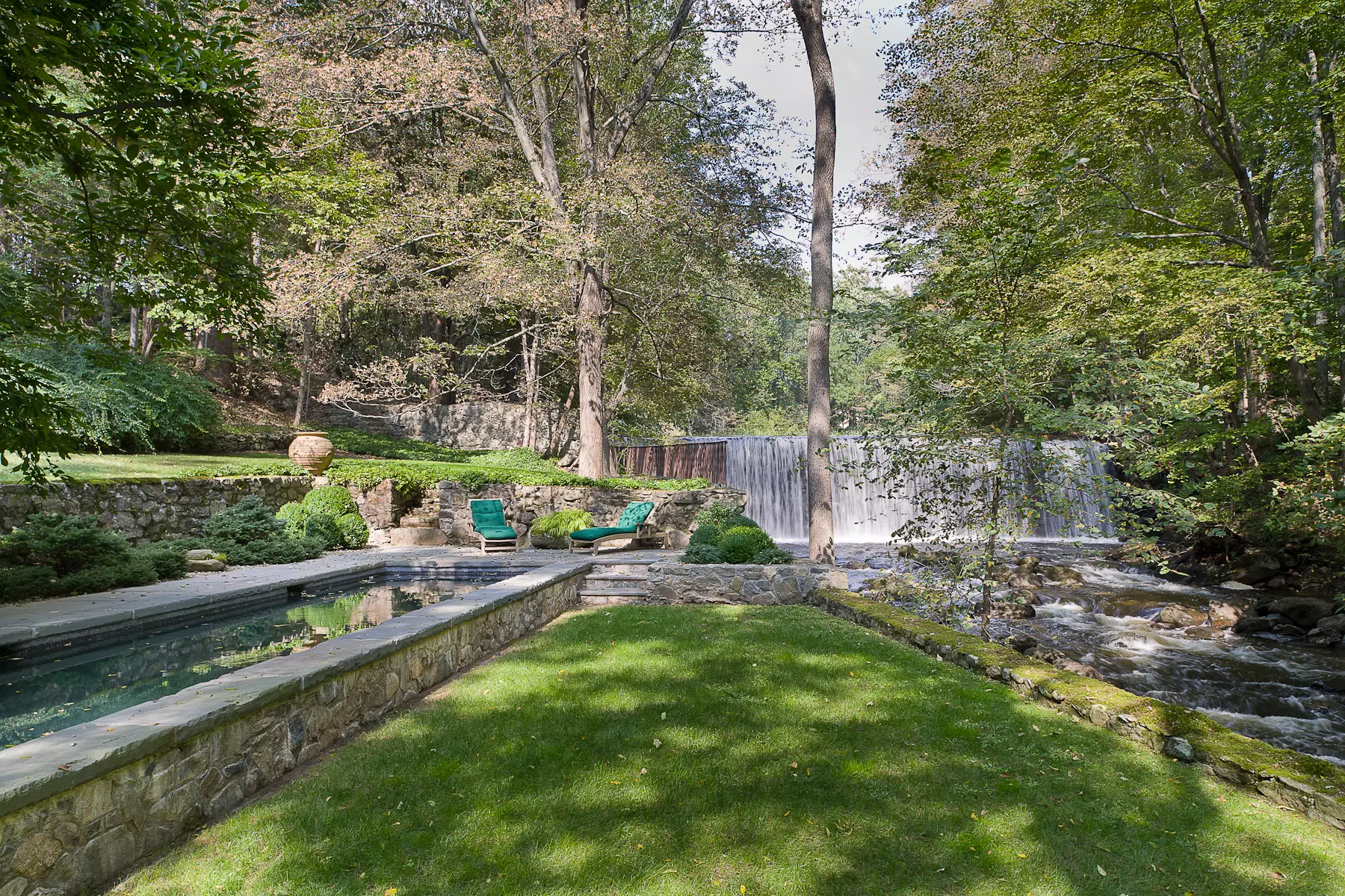 Por US $ 2,8 milhões, esta casa de moinho do norte do estado de 1840 tem uma cachoeira privada, jardins com terraço e uma linda piscina 5993_16