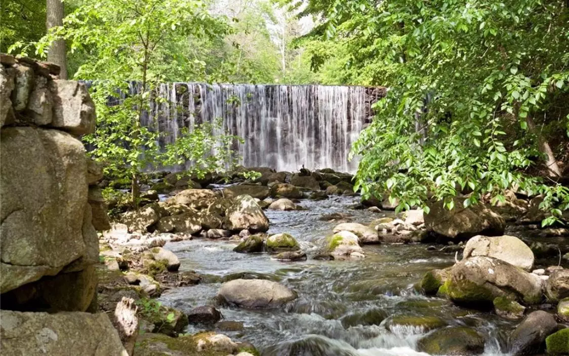 Por US $ 2,8 milhões, esta casa de moinho do norte do estado de 1840 tem uma cachoeira privada, jardins com terraço e uma linda piscina 5993_17